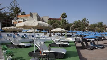 Terraço com espreguiçadeiras