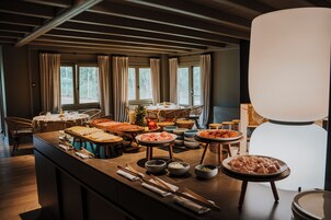 Café da manhã com buffet todos os dias (EUR 28 por pessoa) 