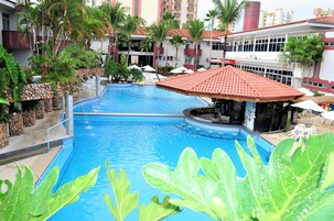 2 piscinas exteriores, guarda-sóis, espreguiçadeiras 