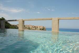 Piscina externa sazonal, guarda-sóis, espreguiçadeiras