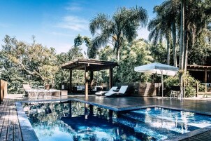 Piscina exterior, espreguiçadeiras