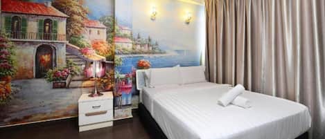 Quarto Deluxe | Com decoração personalizada, secretária, ferro/tábua de engomar