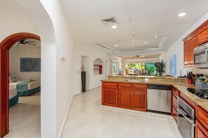 Apartamento de Luxo | Cozinha privada | Um frigorífico, um micro-ondas, um forno, uma máquina de lavar louça 