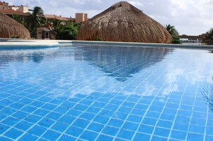 Piscina exterior, guarda-sóis, espreguiçadeiras 