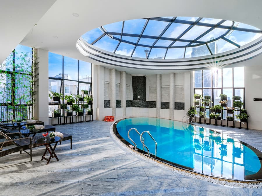 Piscina interior, espreguiçadeiras