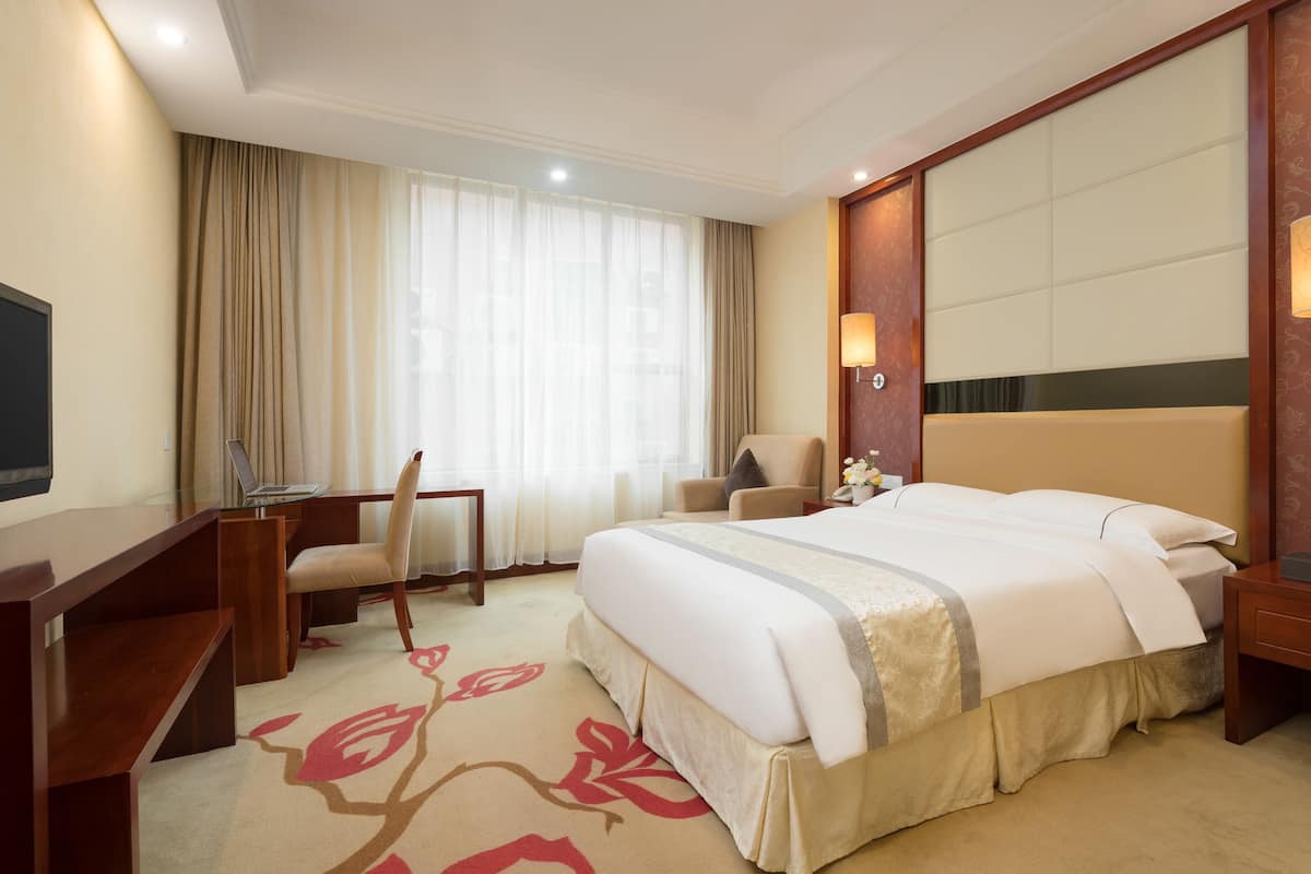 Quarto luxo, 1 cama Queen | Frigobar, cofres nos quartos, escrivaninha, cortinas blackout
