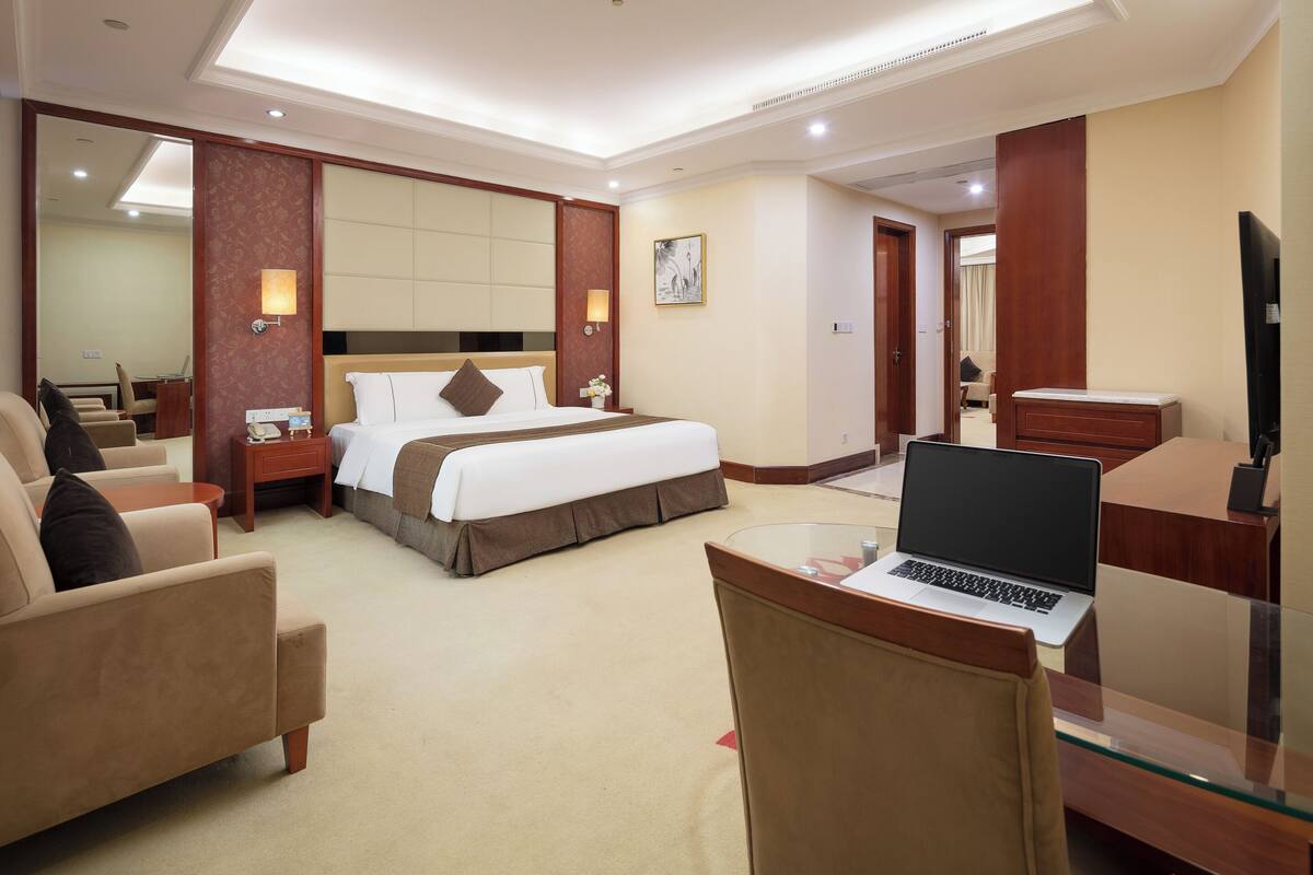 Suíte executiva, 1 cama King | Frigobar, cofres nos quartos, escrivaninha, cortinas blackout
