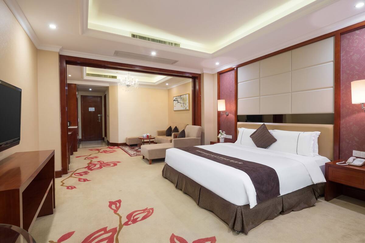 Suíte empresarial, 1 cama King | Frigobar, cofres nos quartos, escrivaninha, cortinas blackout