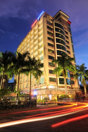 Fachada do alojamento (tarde/noite)