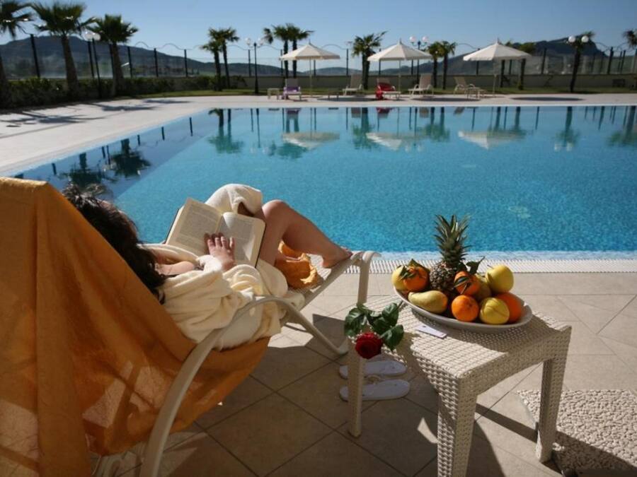 Piscina interior, piscina exterior sazonal, guarda-sóis