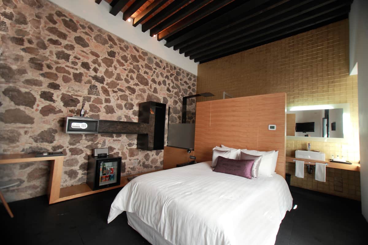 Quarto superior, 1 cama King | 1 quarto, roupas de cama premium, edredons de pluma, frigobar