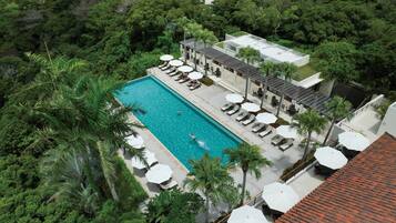 Piscina exterior, guarda-sóis, espreguiçadeiras