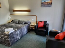 Quarto casal luxo, 1 cama Queen, para não fumantes, cozinha americana | Escrivaninha, cortinas blackout, ferros/tábuas de passar roupa