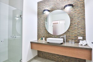 Apartamento Standard, 2 quartos (Ontario) | Casa de banho | Um polibã, um chuveiro fixo, artigos de higiene pessoal grátis 