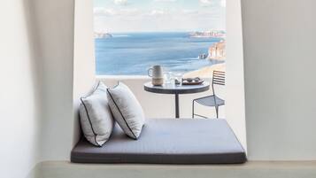 Cave Suite, Caldera & Sea View | Roupa de alta qualidade, minibar, cofre no quarto