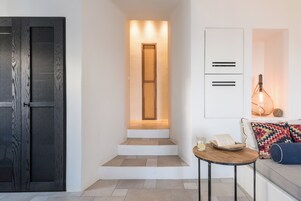 Senior Suite, Caldera & Sea View | Sala de estar | Televisor LCD 