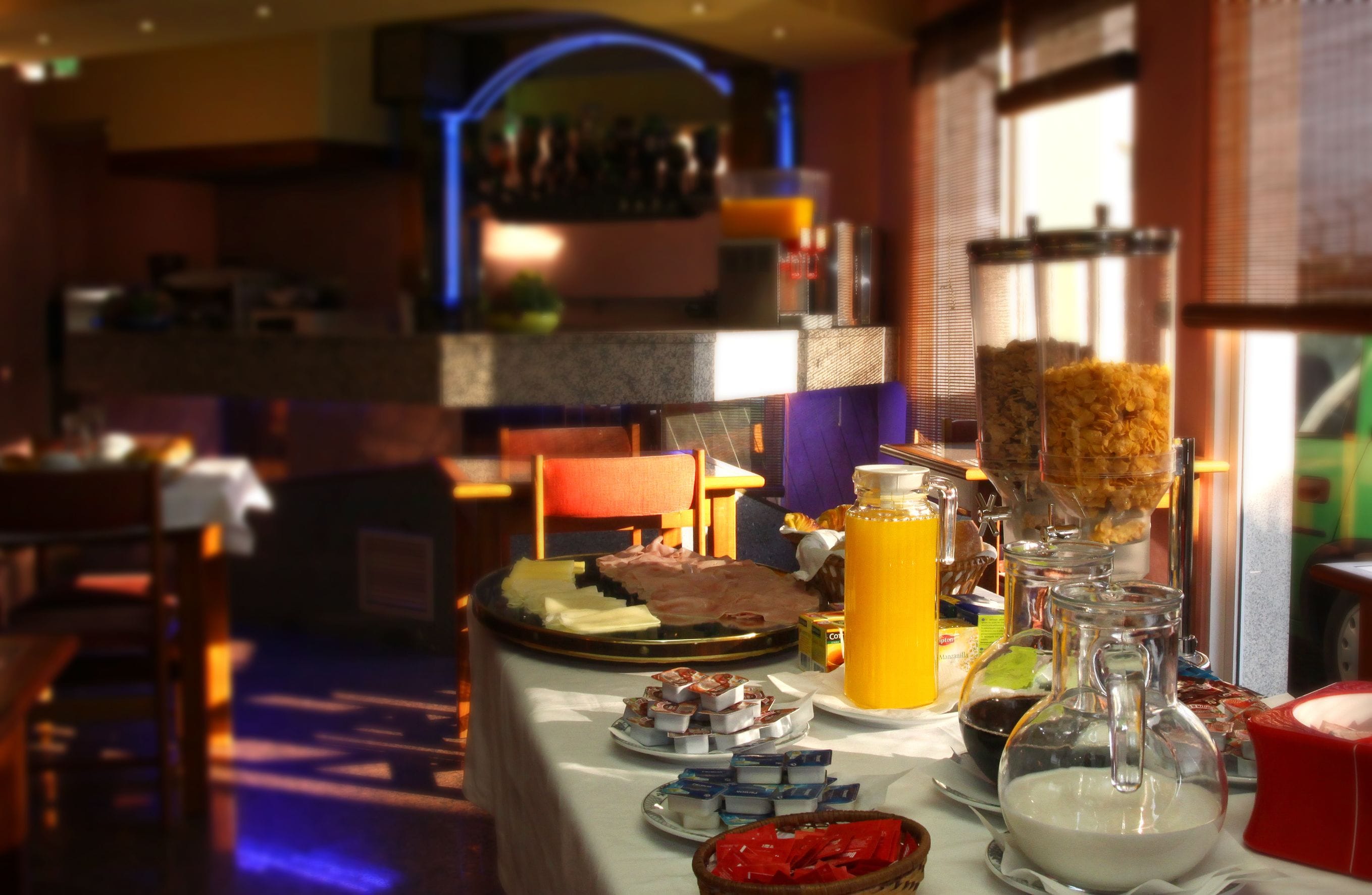 Café da manhã com buffet todos os dias (EUR 7.90 por pessoa) 