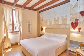 Quarto casal superior, vista para a cidade | Roupas de cama premium, cofres nos quartos, escrivaninha