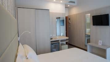Frigobar, cofres nos quartos, escrivaninha