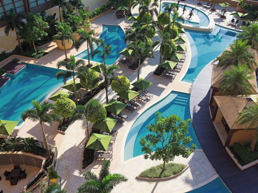 Piscina exterior, guarda-sóis, espreguiçadeiras