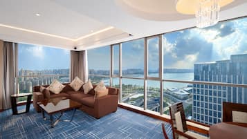 Suite Executiva, 1 quarto | Minibar, cofre no quarto, com mobília individualizada, secretária