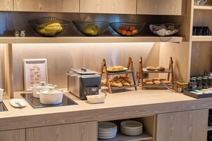 Pequeno-almoço tipo buffet diário mediante uma taxa 