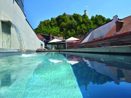 Piscina externa, funciona das 9h às 18h, espreguiçadeiras