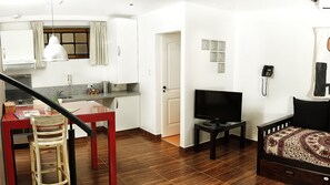 Um chuveiro fixo, artigos de higiene pessoal grátis 