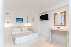 Double Apartment,Kitchenette | Cofres nos quartos, escrivaninha, Wi-Fi de cortesia, roupa de cama