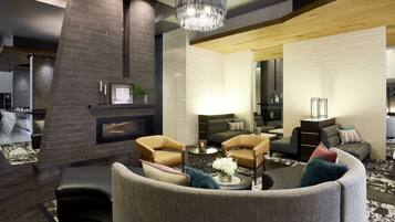 Serve pequenos-almoços e jantares