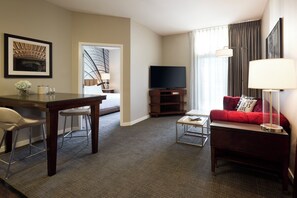 Edredons de pluma, camas com colchões pillow-top, cofres nos quartos