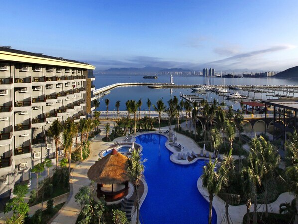 Piscina exterior, espreguiçadeiras