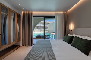 Quarto Duplo Deluxe, acesso à piscina, vista para a piscina | Roupa de alta qualidade, minibar, cofre no quarto, secretária