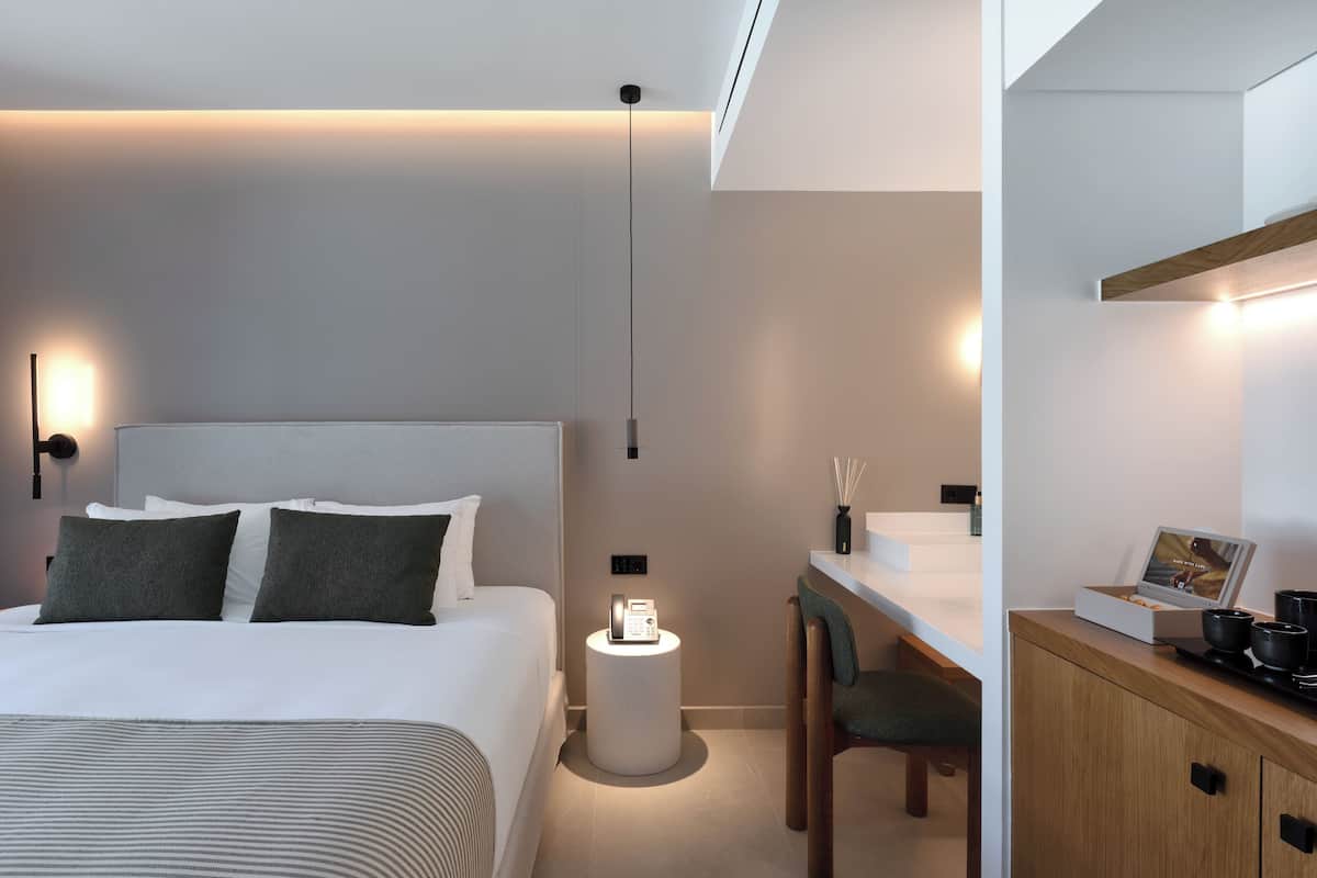 Roupa de alta qualidade, minibar, cofre no quarto, secretária 