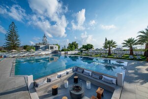 Piscina exterior, guarda-sóis, espreguiçadeiras 