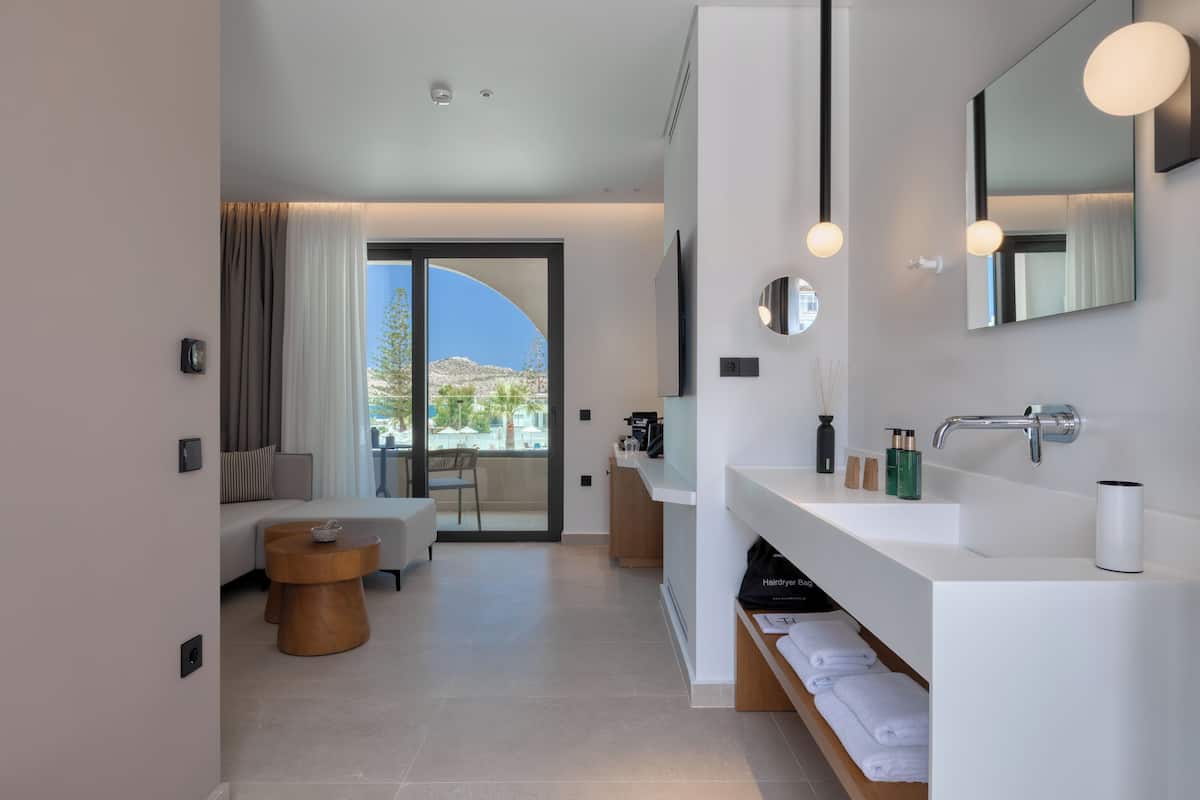 Loft Deluxe, vista parcial para o mar | Roupa de alta qualidade, minibar, cofre no quarto, secretária 