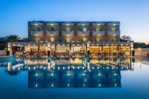 2 piscinas exteriores, guarda-sóis, espreguiçadeiras 