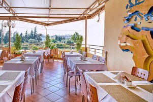 Café da manhã com buffet todos os dias mediante uma taxa