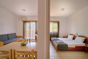 Apartamento família | Área de estar | TV