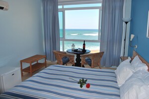 Quarto casal superior, vista para o mar | Frigobar, cofres nos quartos, individualmente mobiliados, escrivaninha