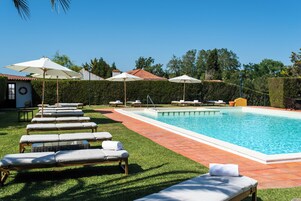 Piscina externa, espreguiçadeiras