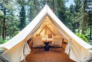 Quartos à prova de som, Wi-Fi de cortesia, roupa de cama