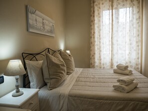 Quarto Duplo ou Twin Standard | Roupa de alta qualidade, cofre no quarto, secretária 