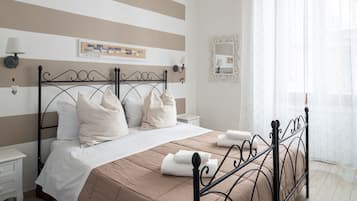 Quarto Duplo ou Twin Standard | Roupa de alta qualidade, cofre no quarto, secretária