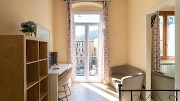 Quarto, sacada, vista para a cidade | Roupas de cama premium, cofres nos quartos, escrivaninha