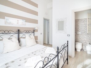 Quarto Comfort, 2 quartos, 2 casas de banho, Vista para a cidade | Roupa de alta qualidade, cofre no quarto, secretária 