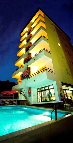 Piscina externa, guarda-sóis, espreguiçadeiras
