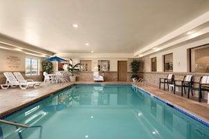 Piscina interior, da(s) 6:00 à(s) 22:00, espreguiçadeiras 