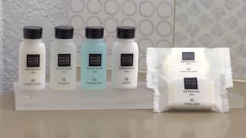 Produtos de toalete grátis, secador de cabelo, toalhas de banho