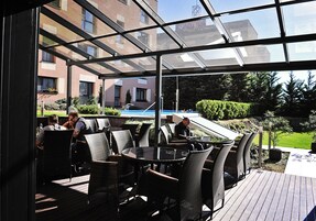 Almoços e jantares servidos, incluindo cozinha local e internacional 